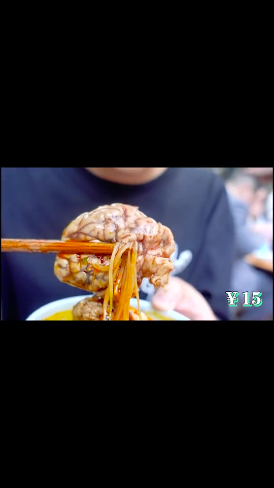 498_成都最牛厕所串串,环境奇差味道5星,打通一条街,100多张桌挤满人