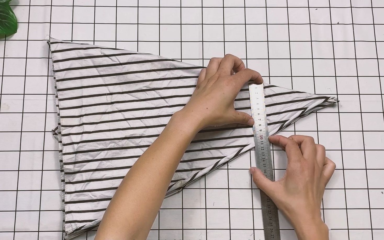 雨伞坏了注意别再乱扔了,教你折叠起来剪掉10公分,超实用