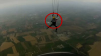 高空跳伞,男子降落伞没完全打开,队友拍下坠落过程