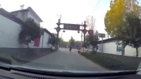 交通事故合集: 三轮车在路上随意通行, 电动车下车不断电
