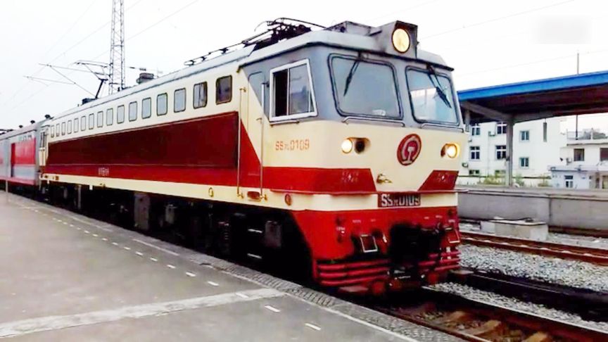 贯通陕南和陕北的火车 K8204次幸福府谷号安康开往府谷