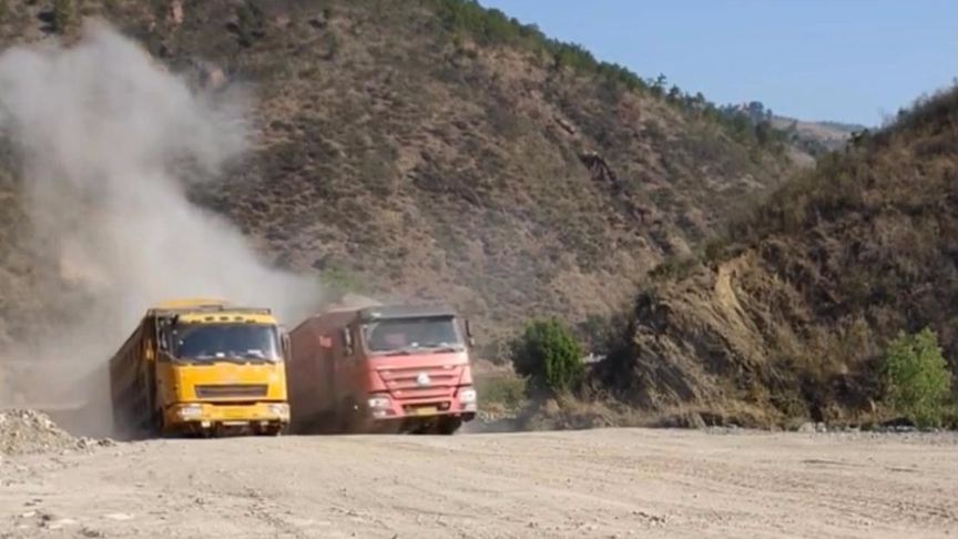 重型卡车,来一场公平公正的PK,同一坡道,两辆车同时出发