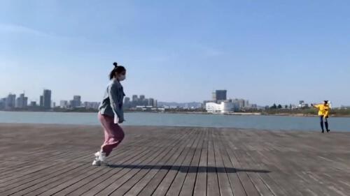 上海广场上看到的小姐姐,这翻身的样子也太美了!