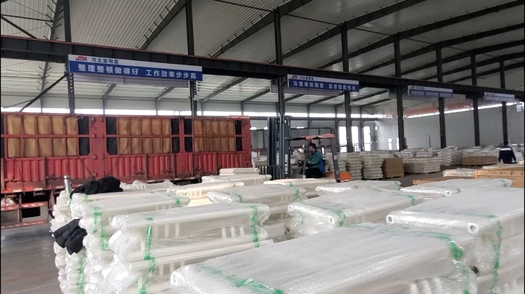 冀州暖气片厂家发货别急拍摄,成品存储车间分类存放,专车运输,发货前...