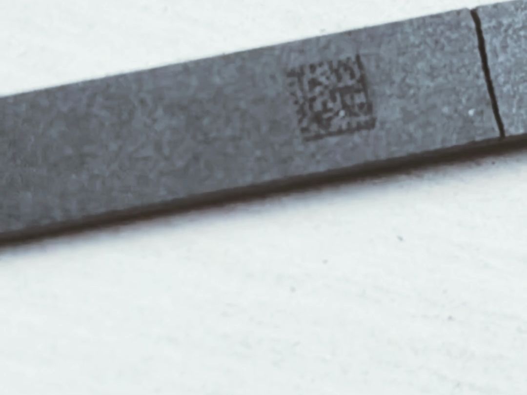 东集工业读码器,是如何利用AI算法精准识别低对比度条码?