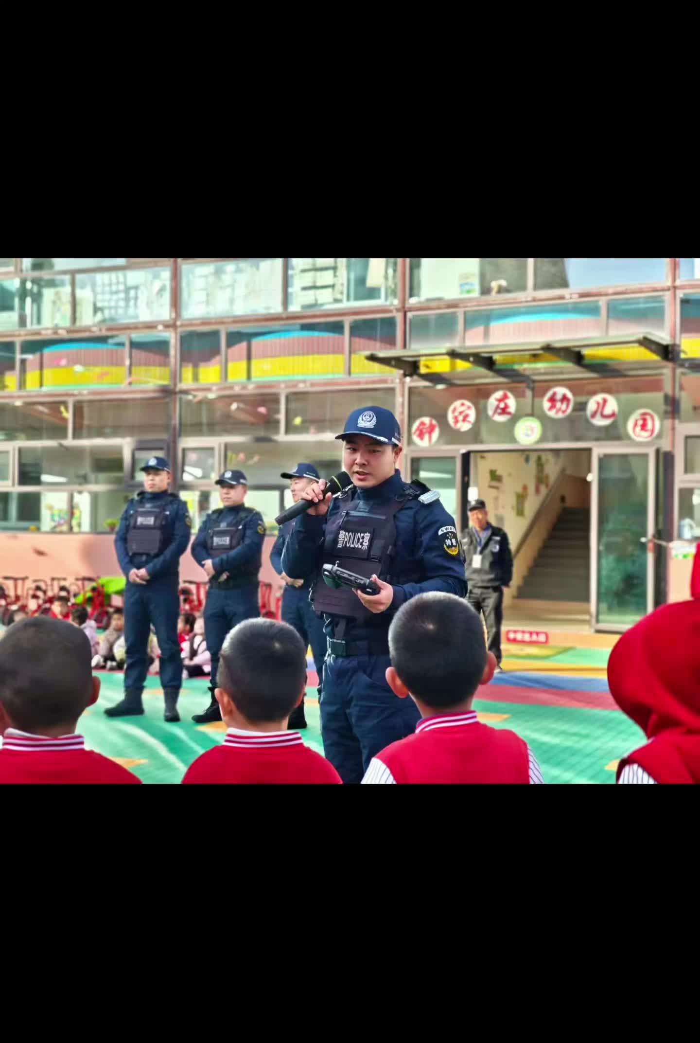 #家校社协同育人 #家长进课堂 又是医生又是特警,家长们真是太给力了...