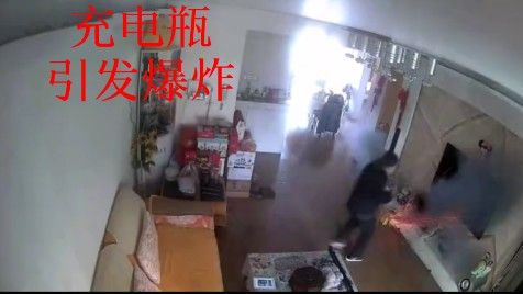 监控录下吓人的一幕,男子在家充电瓶引发爆炸,希望大家引以为戒