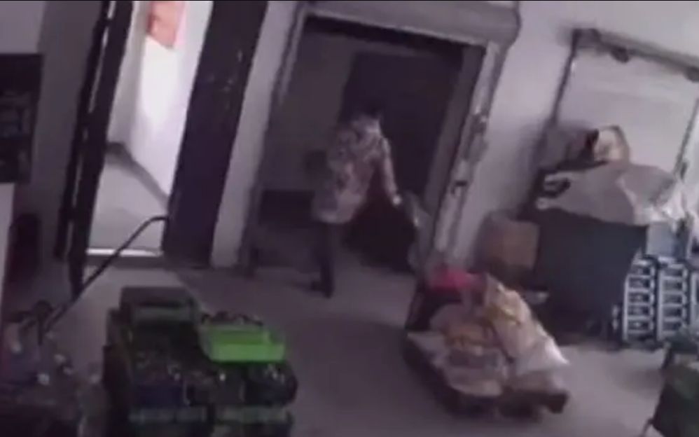 男子走出升降梯下一秒电梯坠落【现场惊魂!男子运货刚出升降梯下...