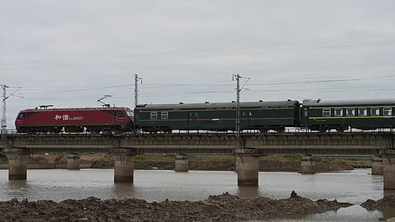 京哈线伊通河大桥拍车,阴天的三段番茄+哈泰神车(非朱德号)