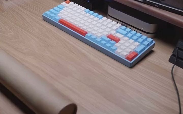这个鼠标垫除了可以当作拍摄的背景,还可以保护这张很贵的桌子?