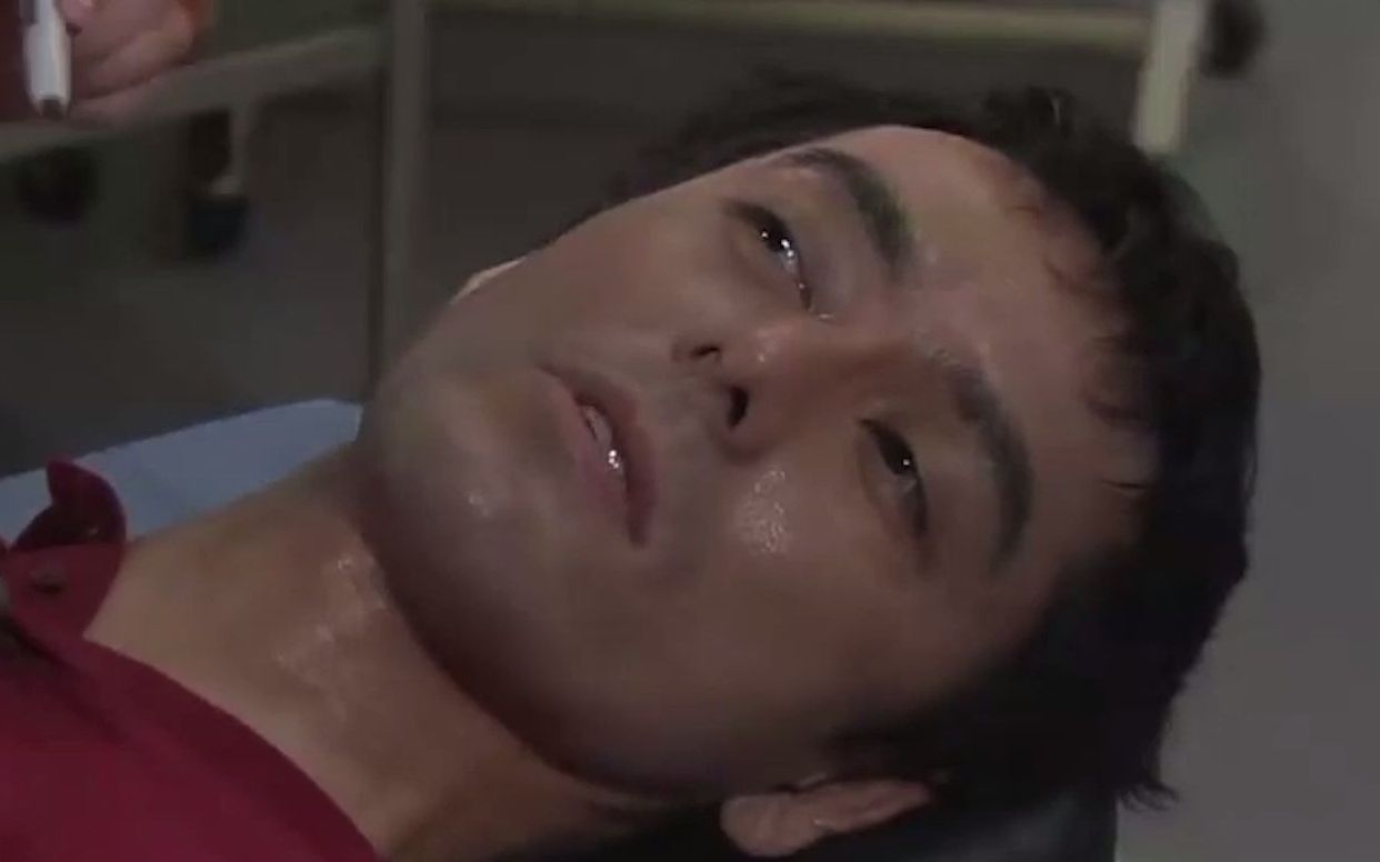 美女医生给大叔做痔疮手术,大叔不好意思百般阻挠!