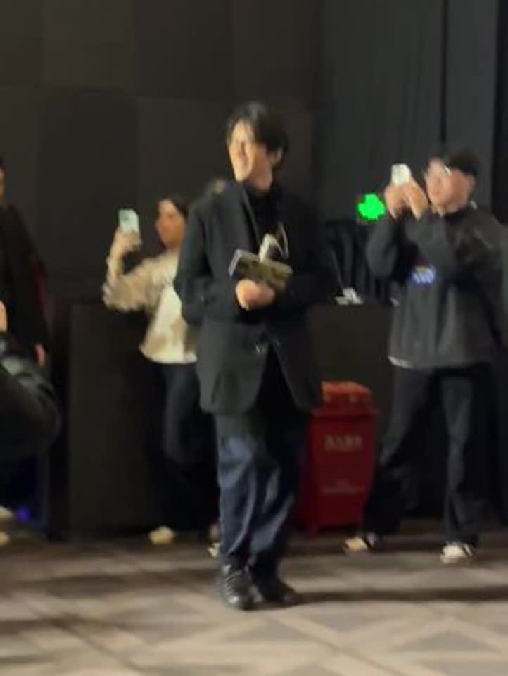 #黄子华 出席电影#破地狱深圳路演 ,该片创造香港影史最高记录,此前他...