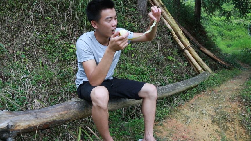农村小伙吃梨直接用牙齿把梨子皮咬下来而且还不能断,你能做到吗