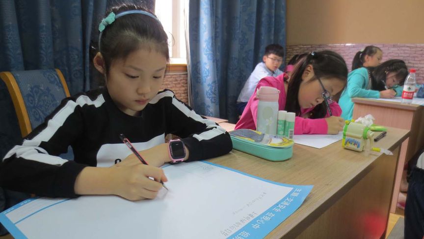 国漫崛起!小学生自制动画《电脑找工作》董应佳(8岁)林夕媛 (9岁