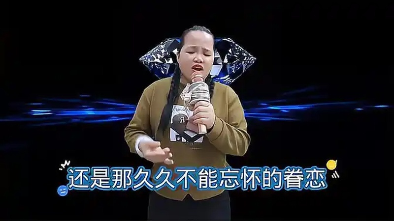 大姐一上台幽默搞笑模仿两个歌手的声音唱一首歌,青藏高原