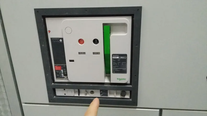 大型低压抽屉式断路器实物介绍