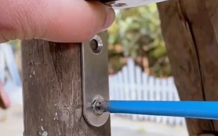 家里的桌椅松动摇晃,就用这个不锈钢角码固定,安装简单,非常牢固