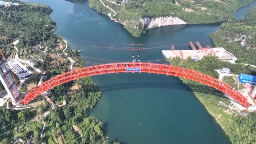 世界最大跨径上承式钢管混凝土拱桥--乌江特大桥顺利合龙