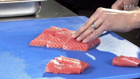 厨刀品牌Dexter Russell旗下厨师展示该品牌剔骨刀使用方法