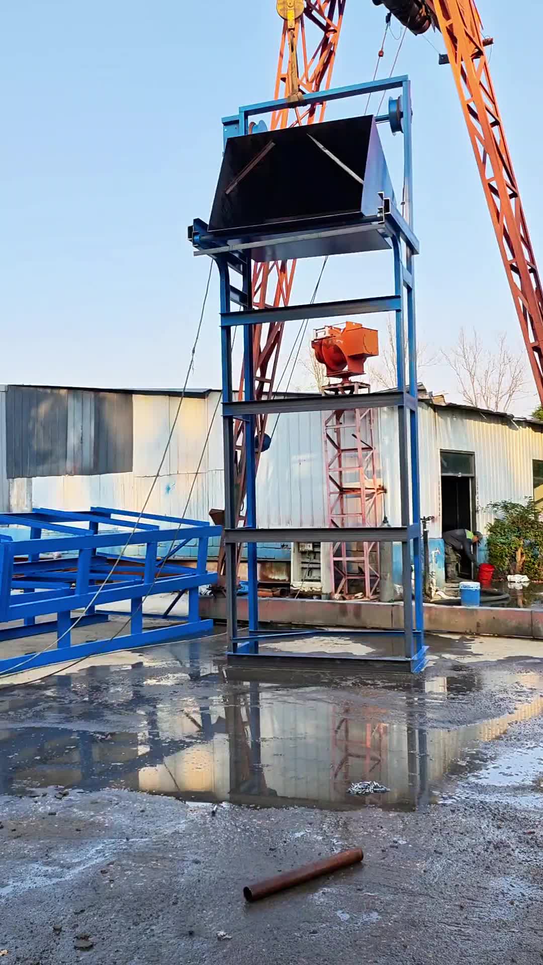 这就是单斗提升机的工作现场!料斗填料后,提升至顶部,翻转后将物料...