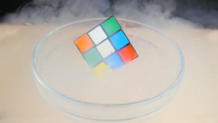 科学实验液氮作用下的各种物品