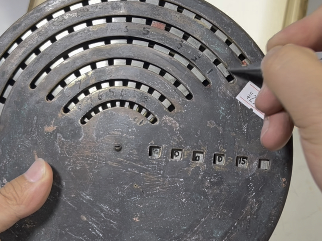 Vintage 布里克圆盘货币机械计算器