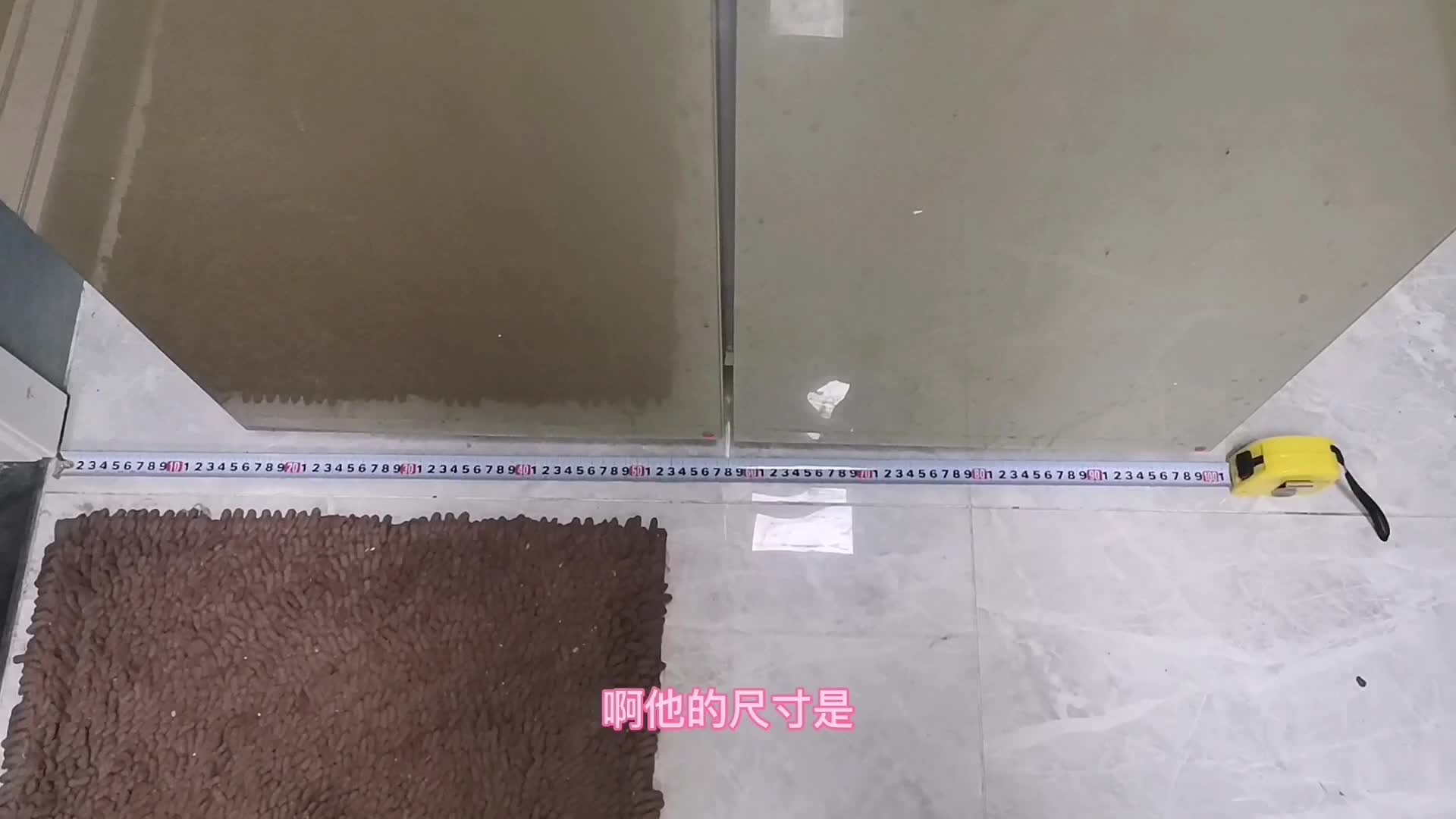 外卖小哥家里准备换冰箱了,测量好尺寸最要紧,免得买来用不成