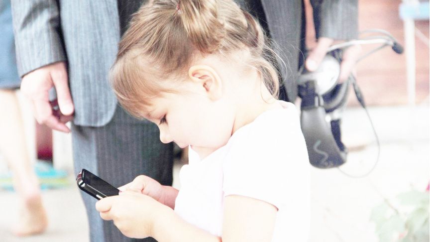让孩子玩手机有利也有弊,对于孩子玩手机这件事你站哪一边!