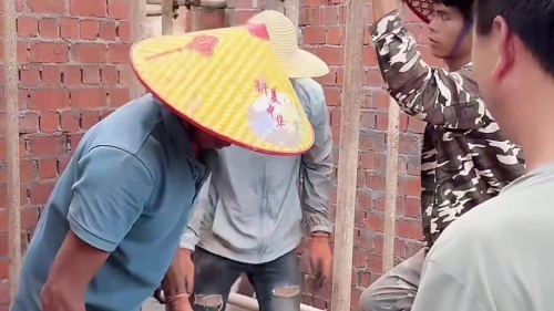 这下大哥三兄弟终于见识到了传说中的钢管脚手架是如何搭设的