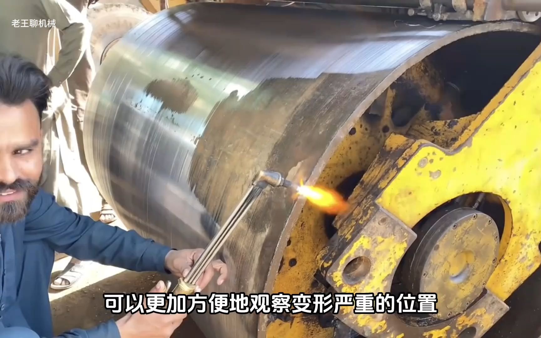巴基斯坦维修工,利用最原始的设备,巧妙的对变形的压路机滚筒进行维修