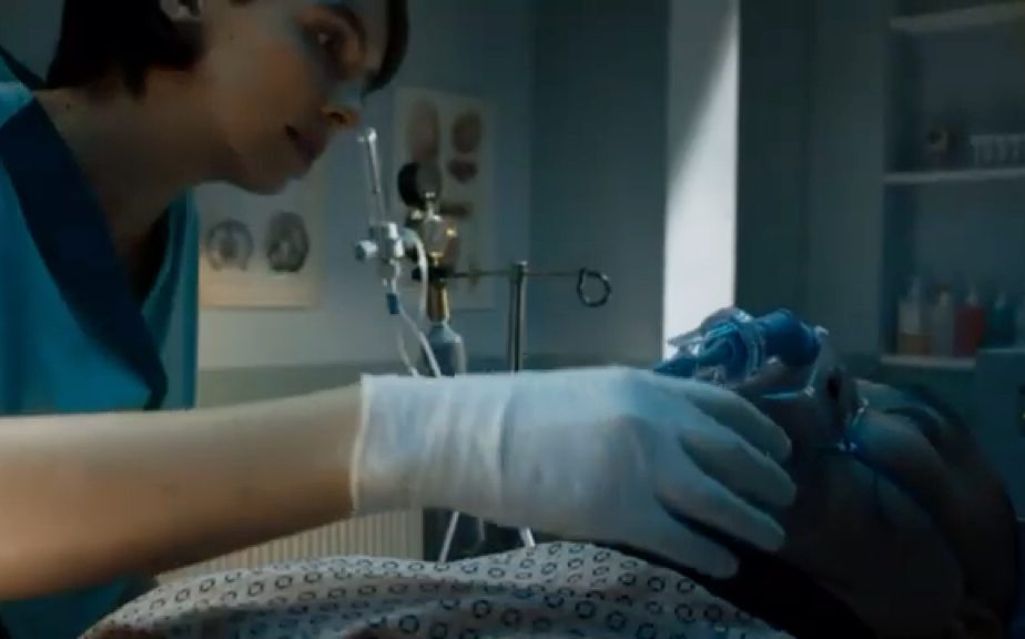 残忍女戴乳胶手术手套把人绑在手术室折磨做实验