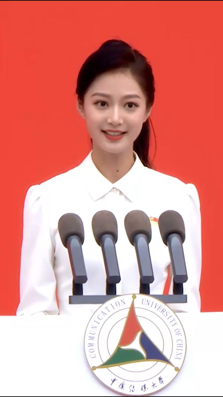 曾参与建党百年的"最美领诵员"冯琳在#中国传媒大学开学典礼 作为...