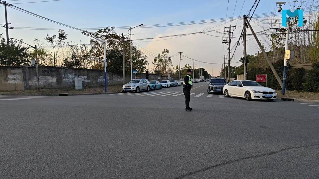 #学校#交通#缓解校门口交通拥堵警方"一校一策"守护平安#上海闵行...