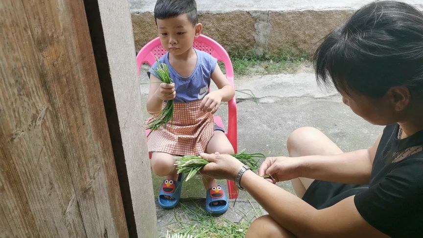 如何教小孩子学习做家务?不要玩手机