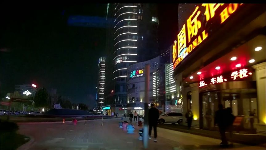 行车记录仪视角,星颐广场室外地面该走点心了,破损严重待修复。
