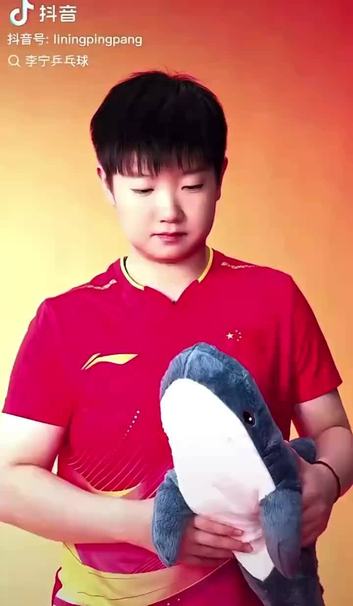 你喜欢吗?孙颖莎参与拍摄的品牌文化衫宣传片!