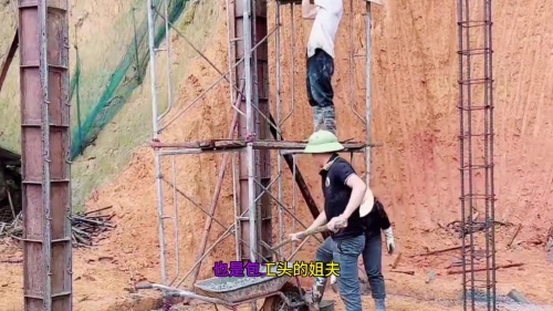 作为在农村包工的包工头有移动脚手架和钢模这些设备算非常不错了