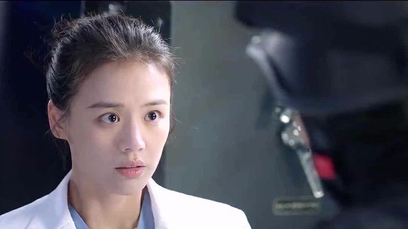 最可爱的人,在危险时刻医生和军人永远冲在第一线,感动哭了