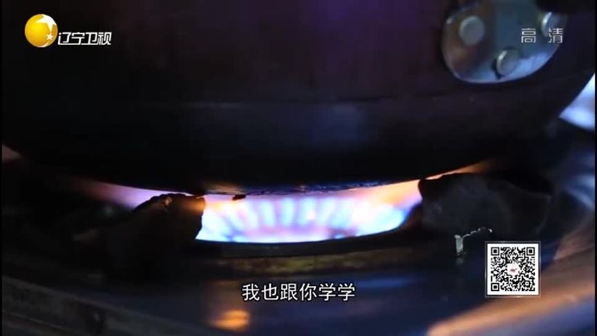 锦州大妈展现独门绝技,酱炒虾爬子把酱香和鲜美完美融合