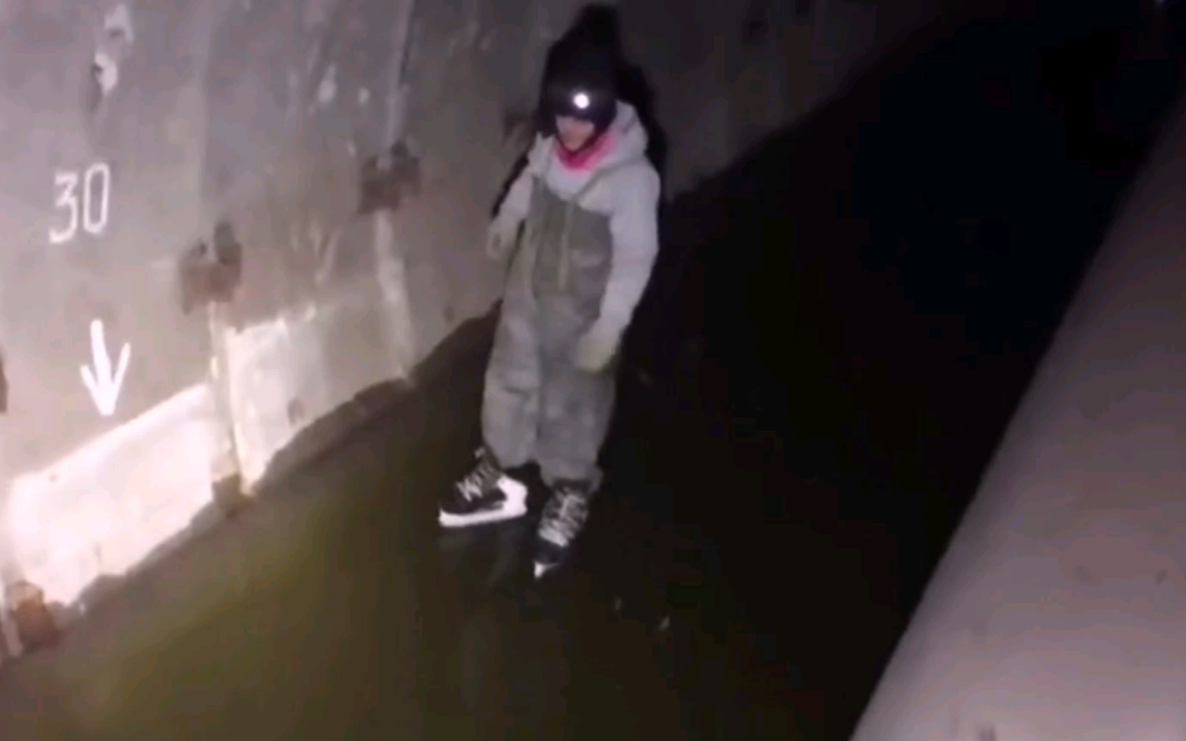 俄罗斯硬核男人探险下水道,在结冰的臭水沟上面滑冰。