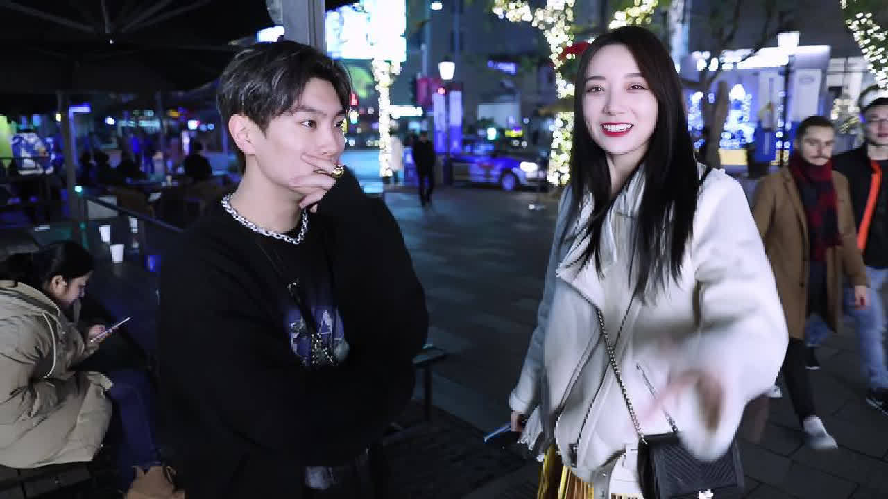 挑战撩害羞小帅哥,美女能让他一见钟情吗?