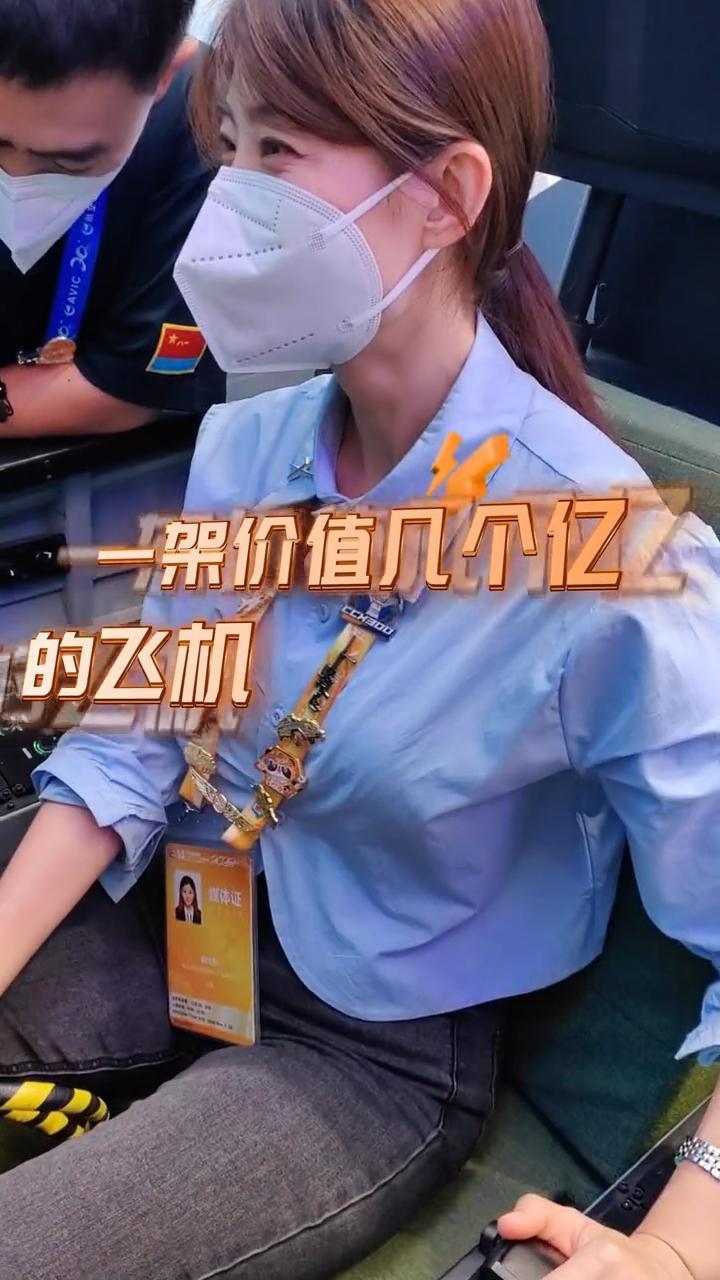 被教练嫌弃的一天!来跟记者小姐姐体验飞行模拟器#2022中国航展