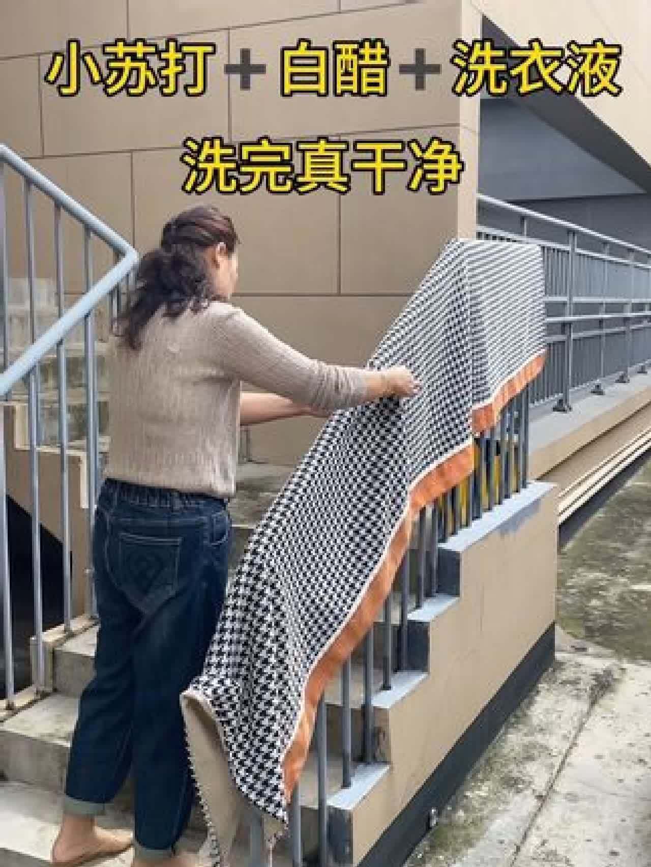 洗不亮的床品、沙发垫,你就用小苏打?白醋?洗衣液加热水浸泡两小时...