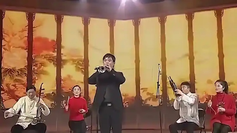 民间艺人演奏《百鸟朝凤》,独特的旋律,让观众感受到传统艺术的魅力
