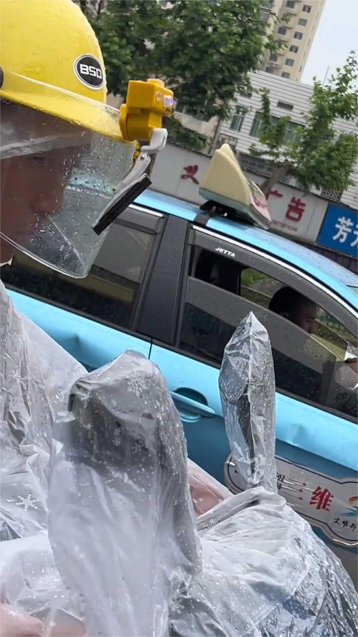 大哥你这个雨刮器好像装反了