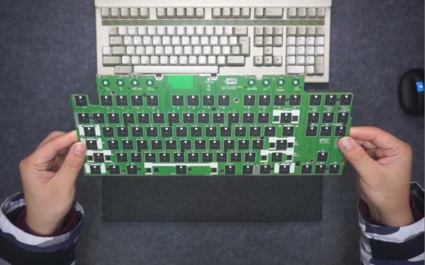 罗技G913 TKL,换轴凯华矮红轴(键帽孔不适配.所以后面买新键帽)