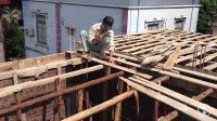 越南农村自建房楼板模板搭建施工, 和国内差别真大, 最后还要铺层塑料纸