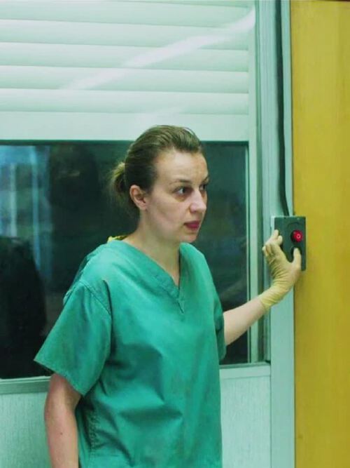 丧尸来袭,女孩竟还在手术台上被绑着