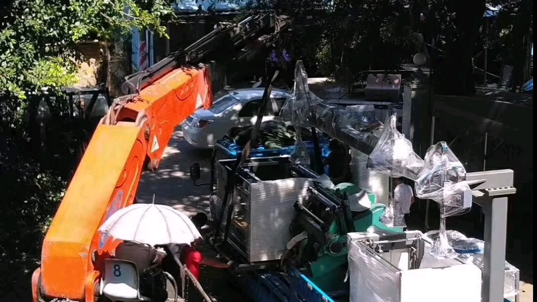 东莞皇盈自动化设备有限公司成型机贴角机压痕模切清废机械手出货