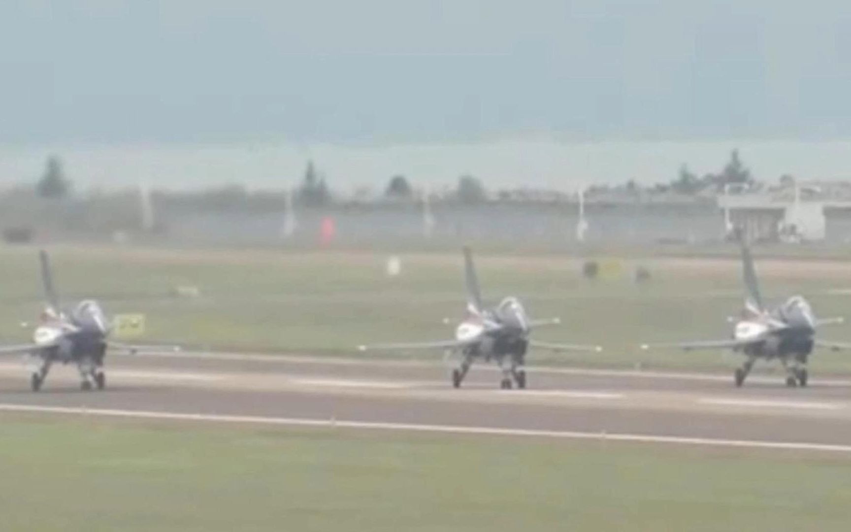 珠海航展2022 首日展览 八一飞行表演队打头阵 炫技表演 精彩绝伦